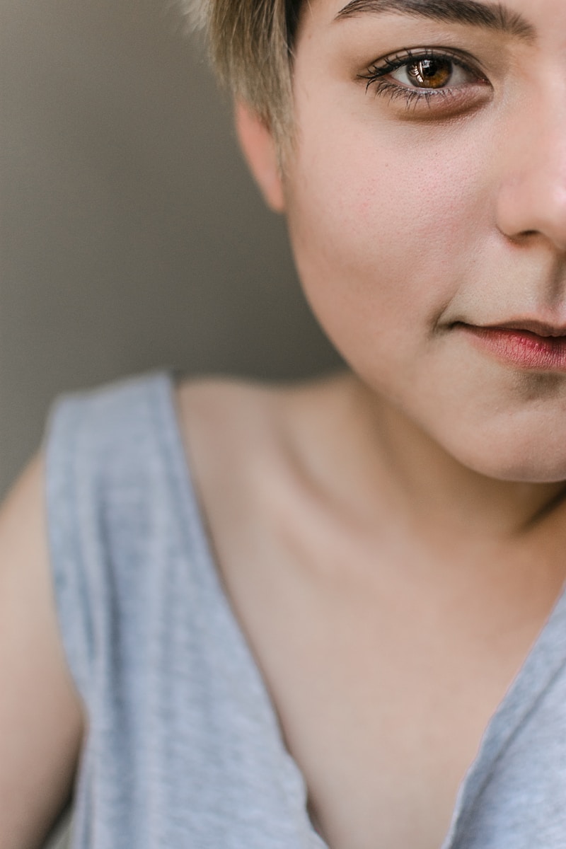 Pourquoi a-t-on des cernes sous les yeux : causes et remèdes - Sublimea